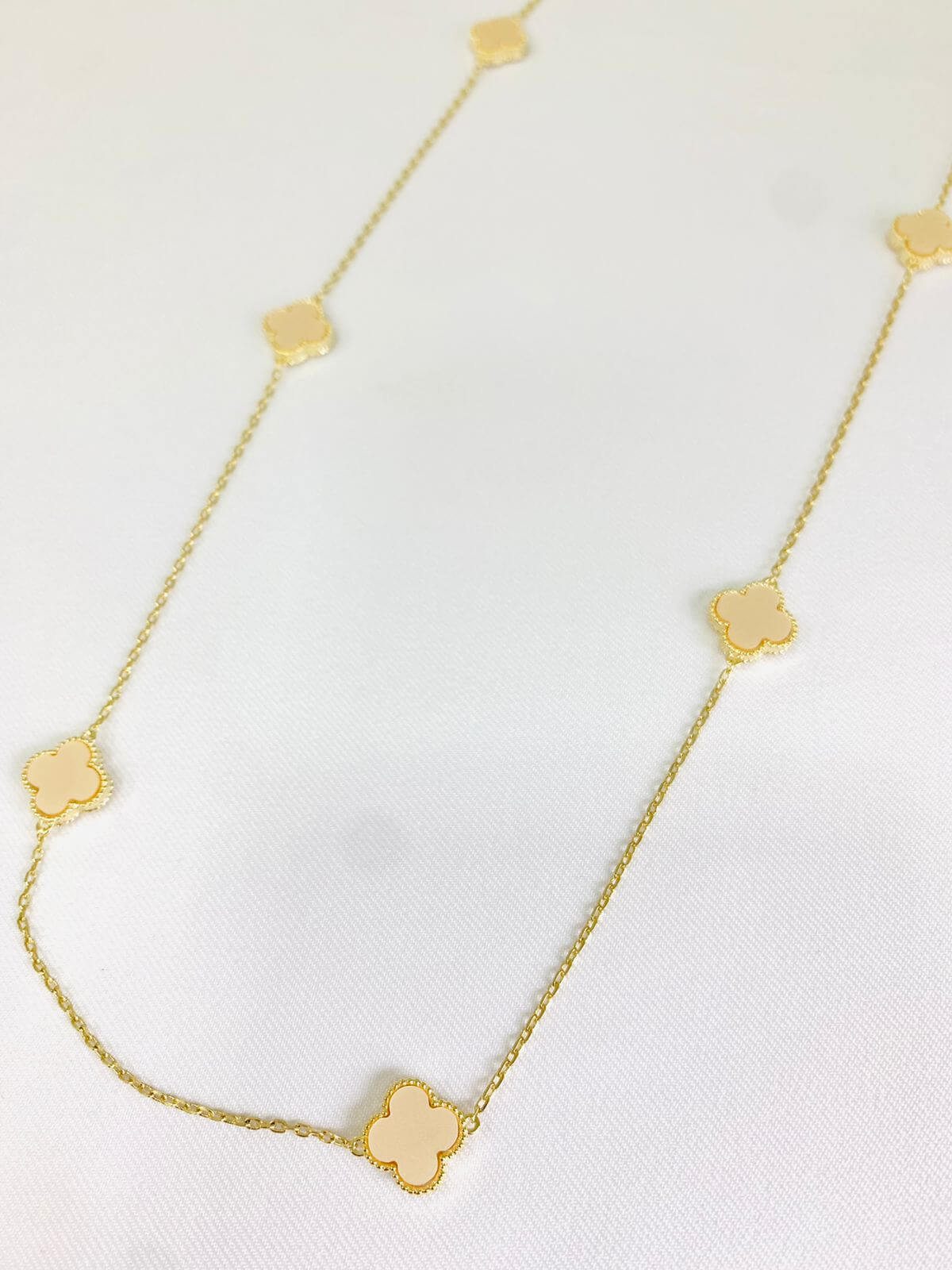 Colar Trevo Longo Off White Adriana - em banho ouro 18k - Fina Joias e ...